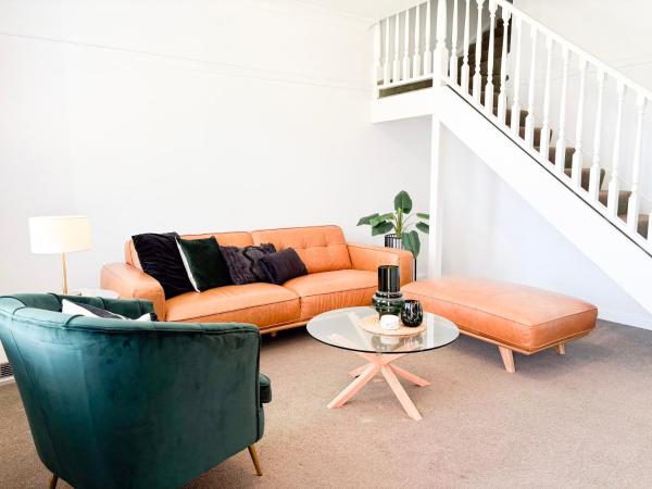 The Travers Townhouse - Central Comfort - Wagga Wagga