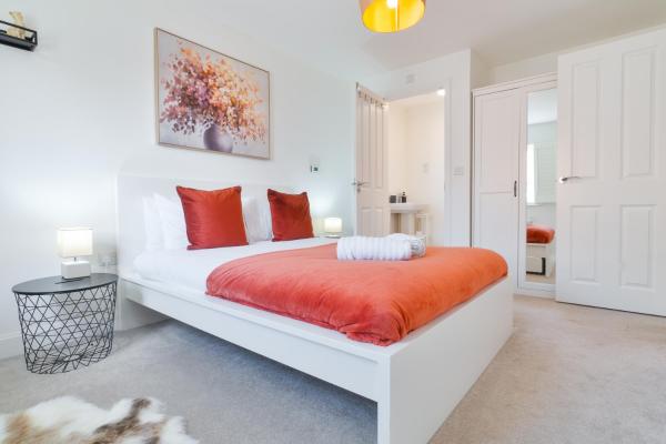 Modern Spacious House With Free Parking & Garden - Sleeps 6 - Perfect For Contractors & Families - Canterbury
