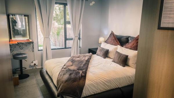 Air-conditioned, Self-catering Apartment With Heated Pool Near Or Tambo International Airport - Kempton Park
