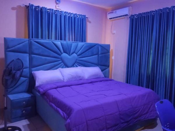 2 Bed-sleeps 4-free Parking-aircon - Benin City