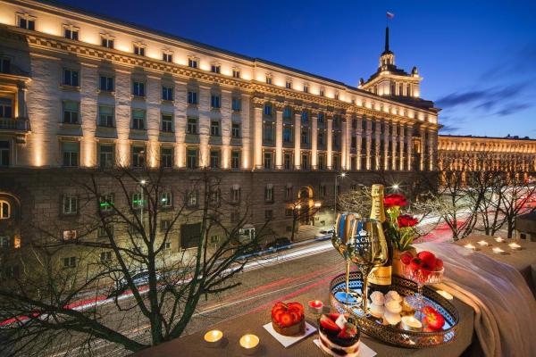 Free Parking And Parliament Is 1 Step Away - Sofia