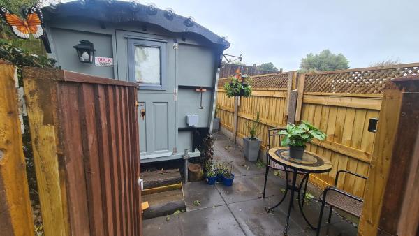 Blue Bell Shepherd's Hut - Mold