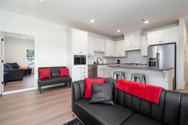 Newly Built Modern Getaway On Private Acreage! - Tulsa, OK