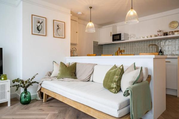 Chic Contemporary Cotswold Pad- Heart Of Stow - Broadway