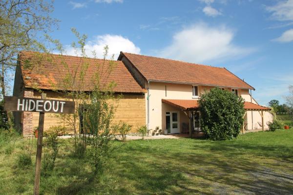 Relax In This Privately Located Farmhouse - Decize