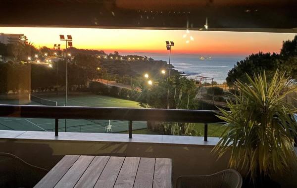 Oceanfront Lux Condo Sleeps 9 - Estoril