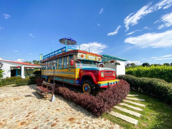 La Querendona - La Chiva Un Típico Autobús Colombiano - Alcalá