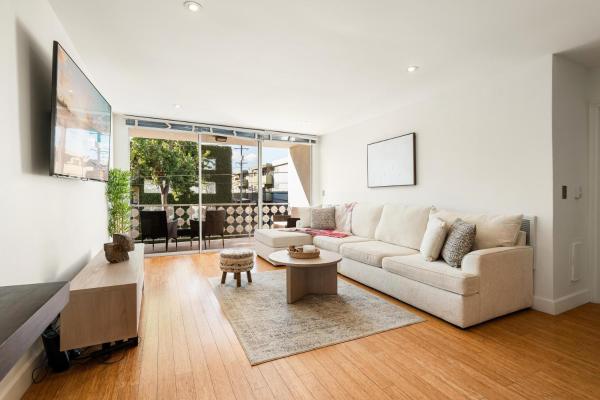 Beachfront Bliss Spacious 2br Apt In Santa Monica - Santa Monica, CA