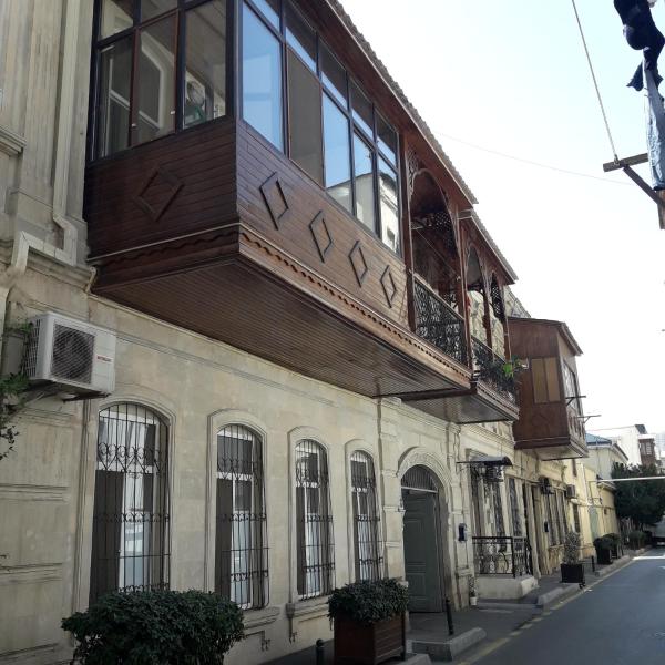 3 Bedrooms Old Street Apartment - Baku