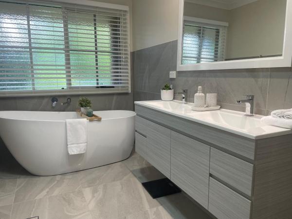 The Old Rose Farm House - Porepunkah