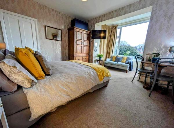 Super Sunny Studio With Own Terrace & Parking - Bournemouth