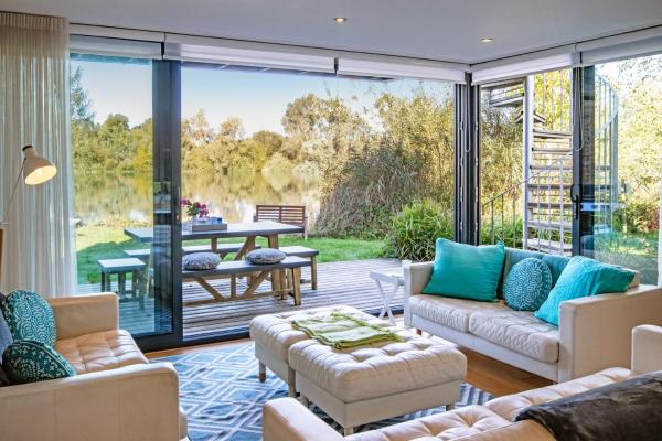 Heron's Hide - Lake-side Holiday House With Free Spa Access - Cotswolds