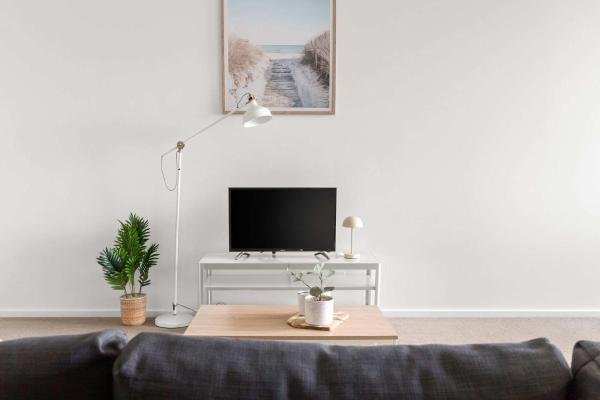 Chic City Views Modern Comfort Near Southern Cross - Williamstown