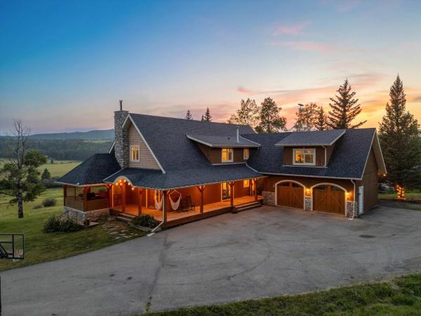 Rolling Hills Retreat - Family Friendly - Alberta