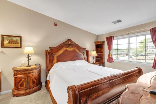 Grand Wood Suites - 3rd Floor Front Side Corner Penthouse Suite 304 - Nashville, IN