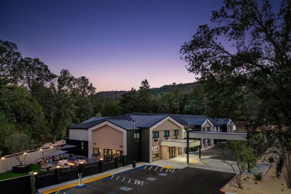 The Inelle, Oakhurst Yosemite, A Tribute Portfolio Hotel - Yosemite National Park, CA