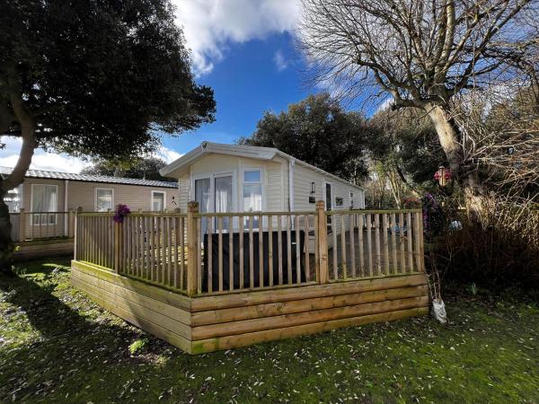Stunning Caravan With Decking At Azure Seas In Suffolk Ref 32055az - Lowestoft