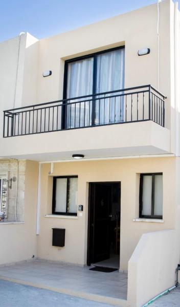Ocean Breeze Townhouse Near Venus Beach - Paphos