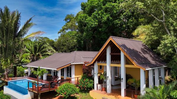 Relax At This Hillside Retreat That Overlooks The Lush Forest And The Caribbean - Honduras
