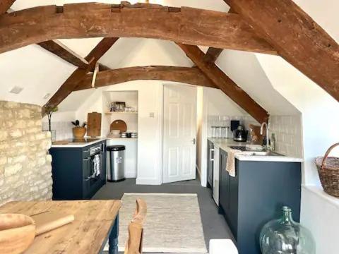 The Hopps - New, Stylish Loft - Cirencester