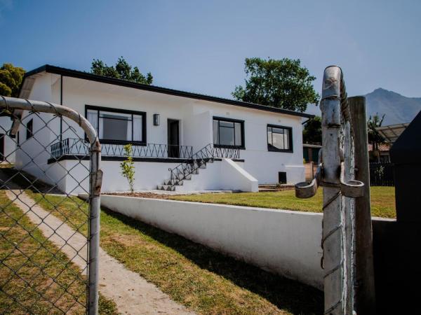 Kaylie's Place, Elegant Holiday Home With Garden - Zuid-Afrika