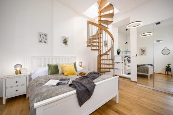 Prague Days - Private Terrace - Spacious Studio - Hip District - Praga