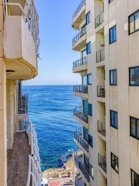 Beautiful 3 Bed Rm Apartment Close To Sea And Best Of Sliema - Valletta