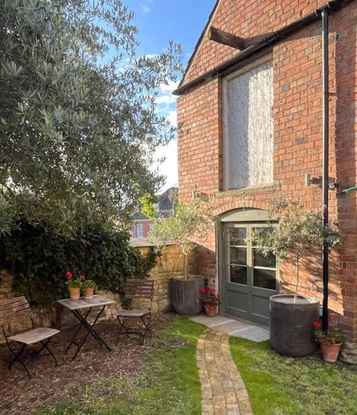 Victorian Red Brick Barn In The Heart Of Stamford - Stamford