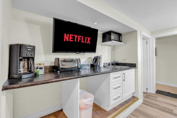 Blue Home Closest To Falls- Lower Suite By Clifton Hill - Niagara Falls