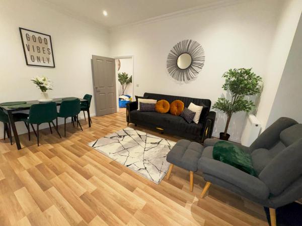 Manchester - 4 Beds - Sleeps 7 - Street Parking - Bury