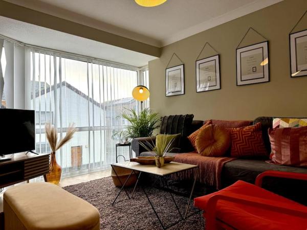 Boho Modern Entire House In Southampton - Sleeps 13 - 5 Bedrooms - 7 Beds - Overlooking The Original City Walls -Walking Distance To The City Centre & Cruise Terminals - Private Garage - Beaulieu
