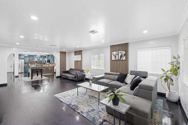 Central Location Family Size Home - Pasadena, CA