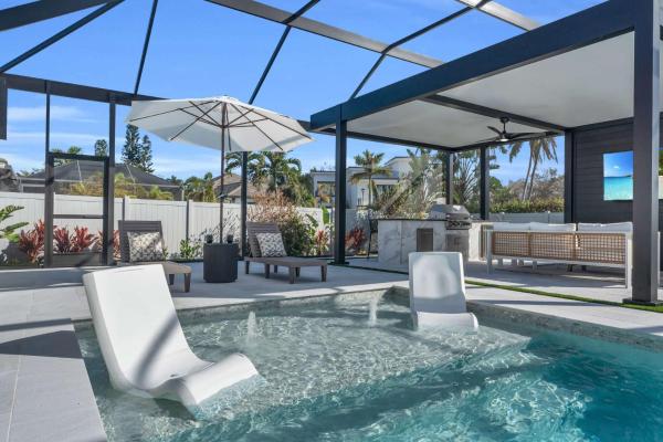 Outdoor And Indoor Paradise -Close To Beach - Bonita Springs, FL