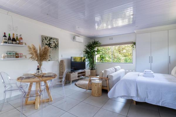 Stylish Spacious Studio Apartment Opposite Green Point Park - Camps Bay