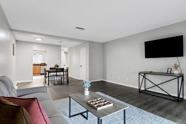 Sweetwater 8b I Beautiful 2bd Apt I Free Parking - Gainesville, FL