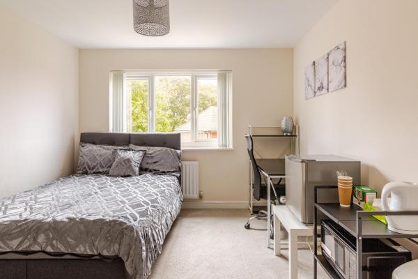 Large Double Room & Private Ensuite Bathroom, Badbury Park, Swindon, Near Great Western Hospital - Cotswolds