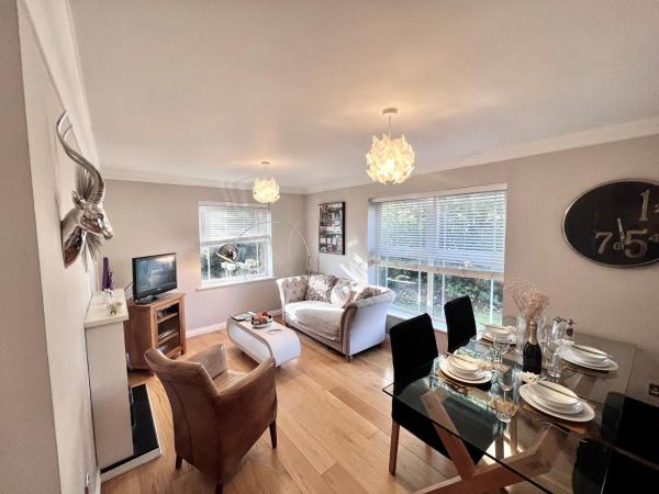 2 Bed 2 Bath Windsor Apartment & Parking 15cc - Slough