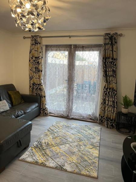 Beautiful 2-bedroom In Grays Close To Lakeside - Dartford