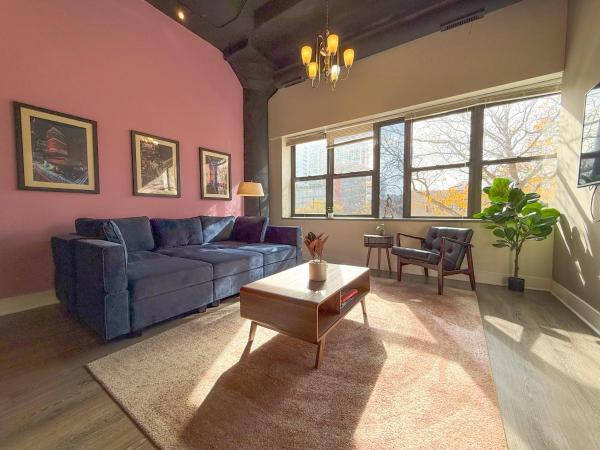 Mccormick Place Huge 2br Cozy Loft Suite With Optional Parking Sleeps 8 Near Soldier Field And Grant Park - Near South Side - Chicago
