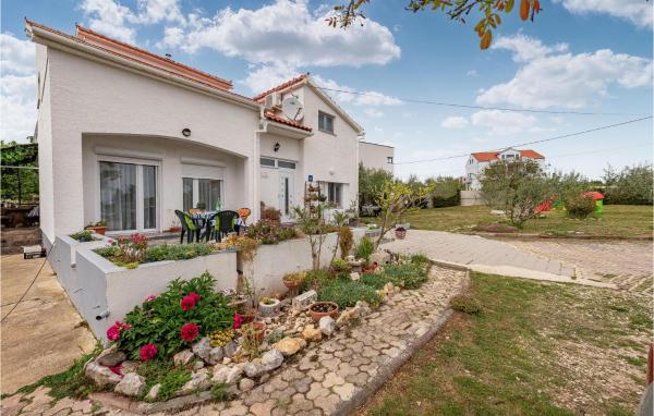 Cozy Apartment In Vrsi With Wifi - Nin