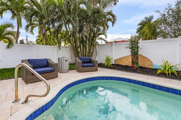 Beach Escape: Pool, Cozy Living, Close To The Gulf - Fort Myers Beach, FL