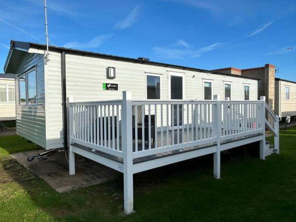 Beautiful 8 Berth Caravan With Decking At Naze Marine Holiday Park Ref 17344br - 