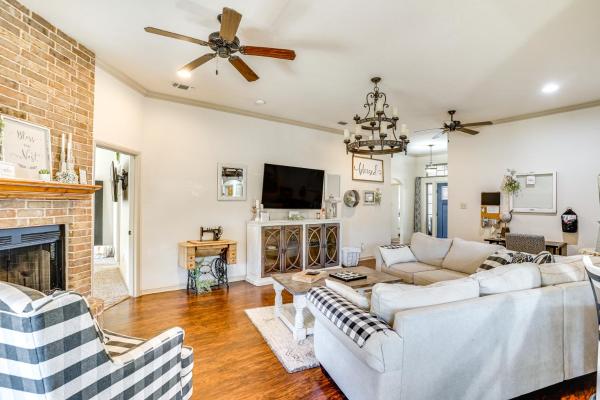 Charming Home With Chiminea In Weatherford! - Weatherford, TX
