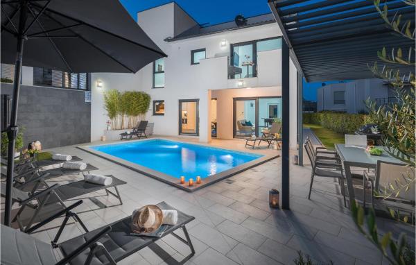 4 Bedroom Cozy Home In Medulin - Medulin