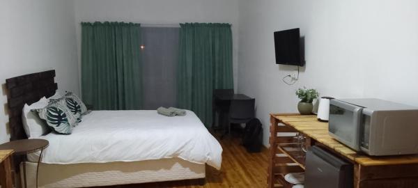 Green Leaf Cottage In Jeffreys Bay - Saint Francis Bay