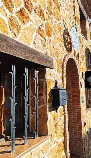Acogedora Casa En El Pueblo De El Tiemblo Gredos Ruralrut A Solo 1 Hora De Madrid, Zonas De Baño A Pocos Metros, Reservas Naturales, Casa Completa Con Cabina Hidromasaje Y Aire Acondicionado - Cebreros
