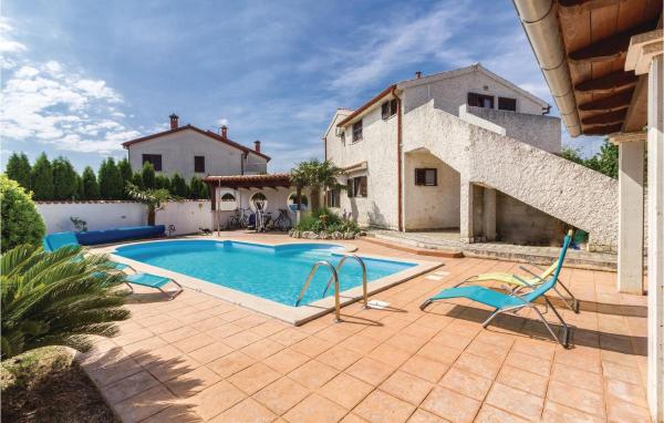 Two-bedroom Apartment In Banjole - Pješčana Uvala