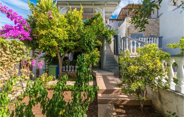 Cozy Apartment In Pakostane With Wifi - Biograd na Moru
