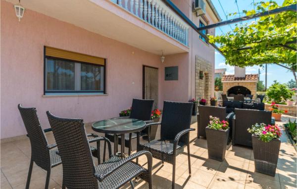 Cozy Apartment In Biograd Na Moru - Galešnjak