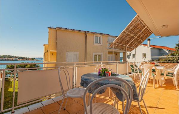 3 Bedroom Cozy Apartment In Brodarica - Šibenik